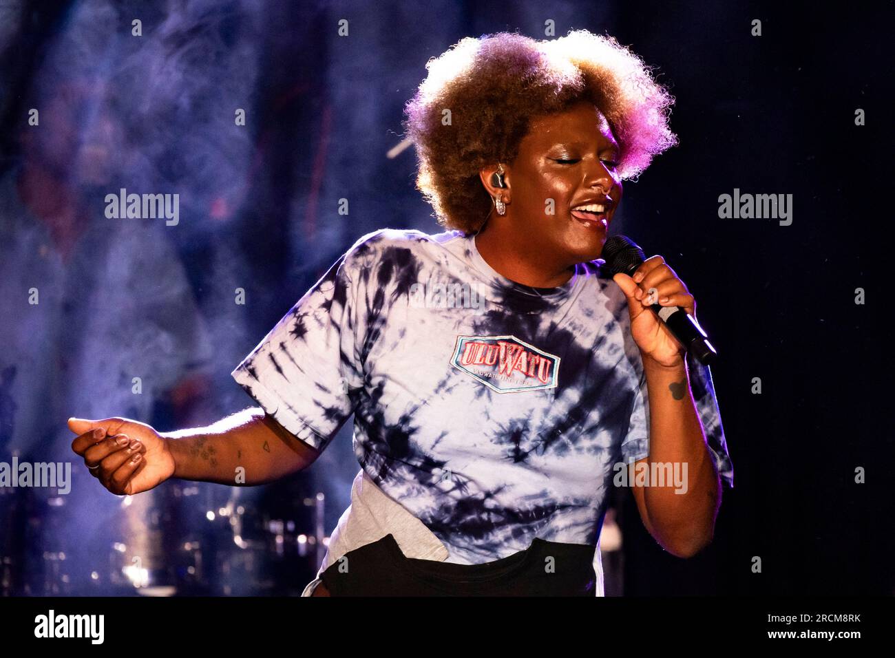 Singer liniker hi-res stock photography and images - Alamy