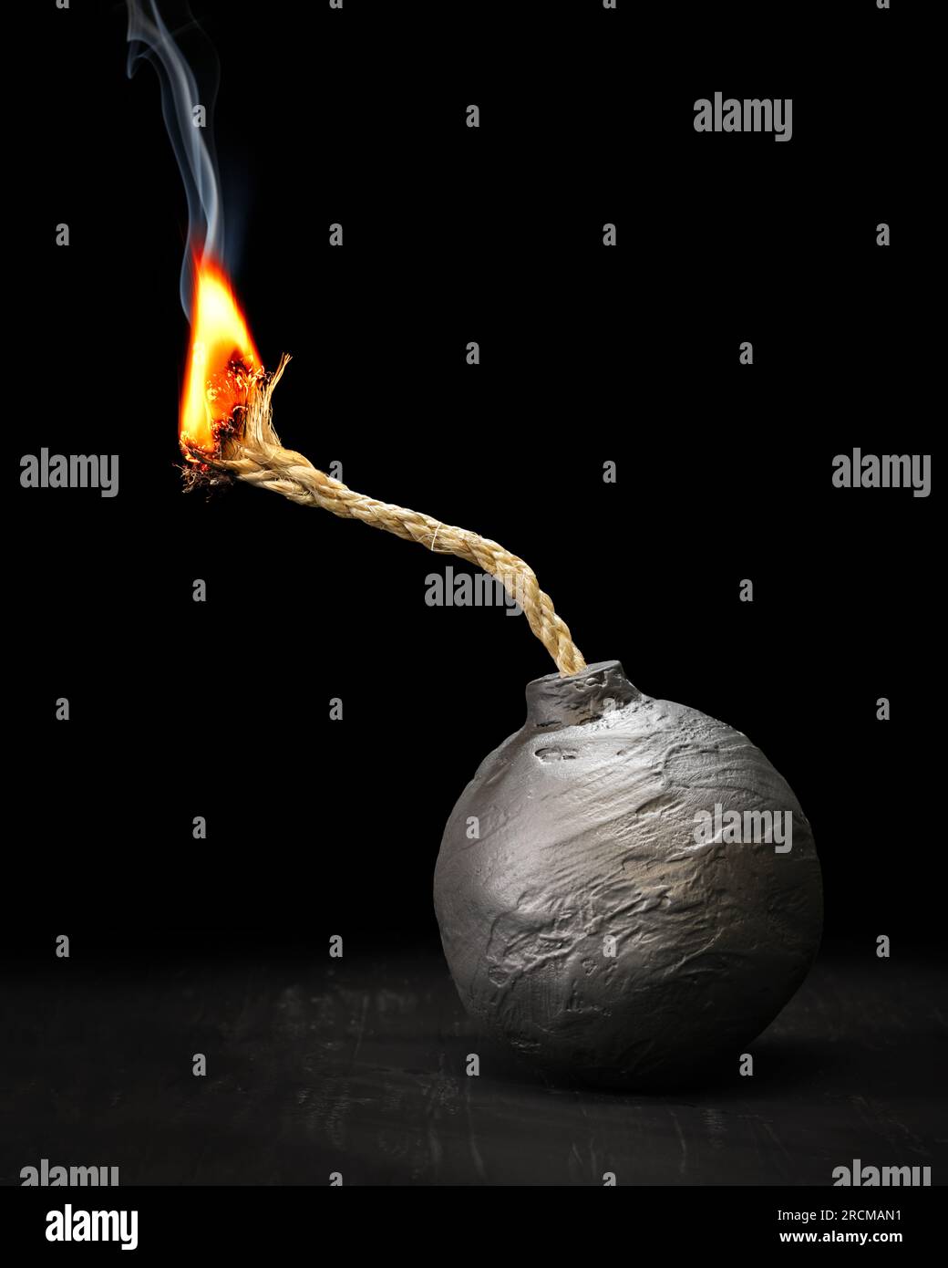 Cartoon bomb burning fuse hi-res stock photography and images - Alamy