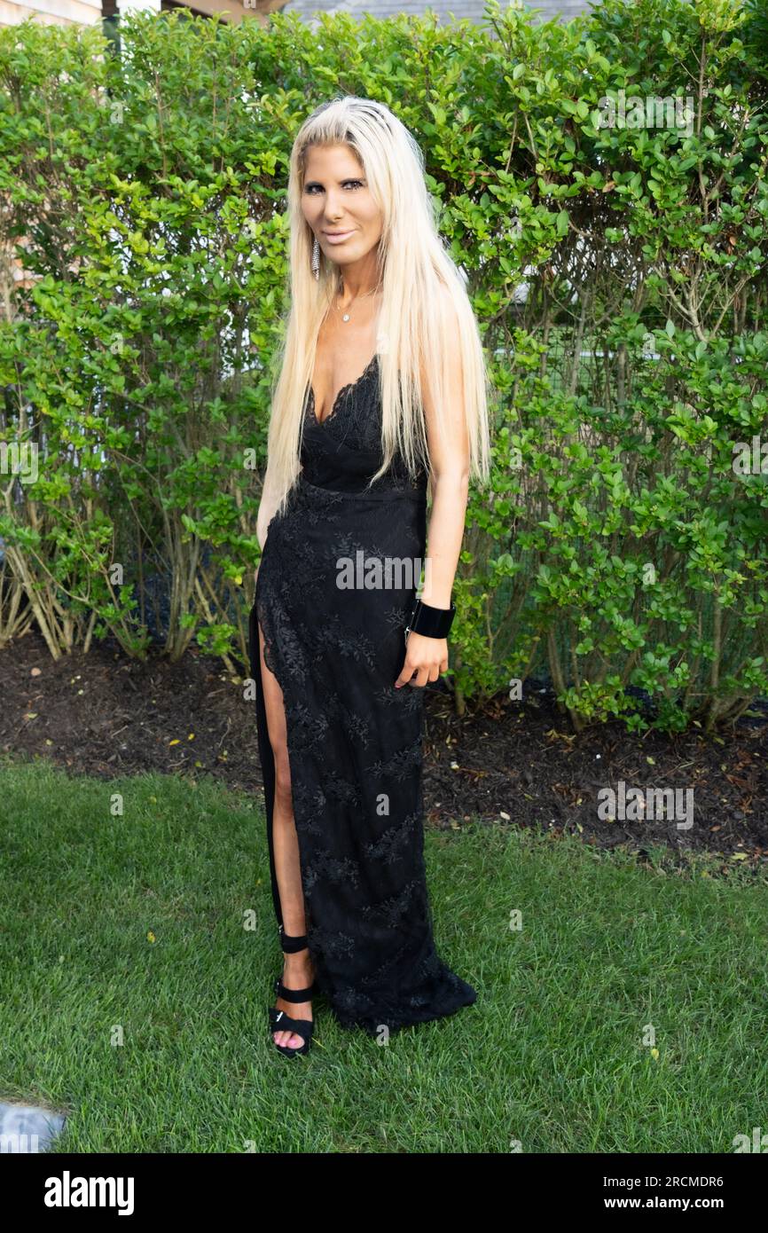 Sara Burack attends Eddy Bogaert "The Art Affair" at Hamptons Art Week ...