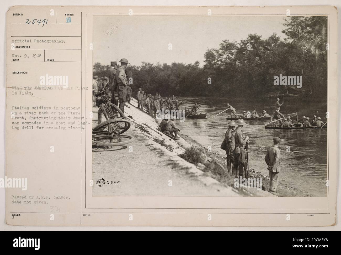 Italian soldiers train American comrades in boat and landing drills on ...