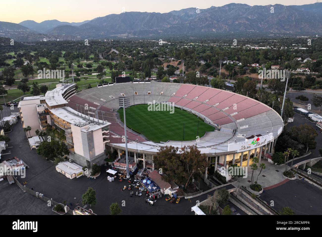 Rose bowl stadium pasadena aerial hi-res stock photography and images ...