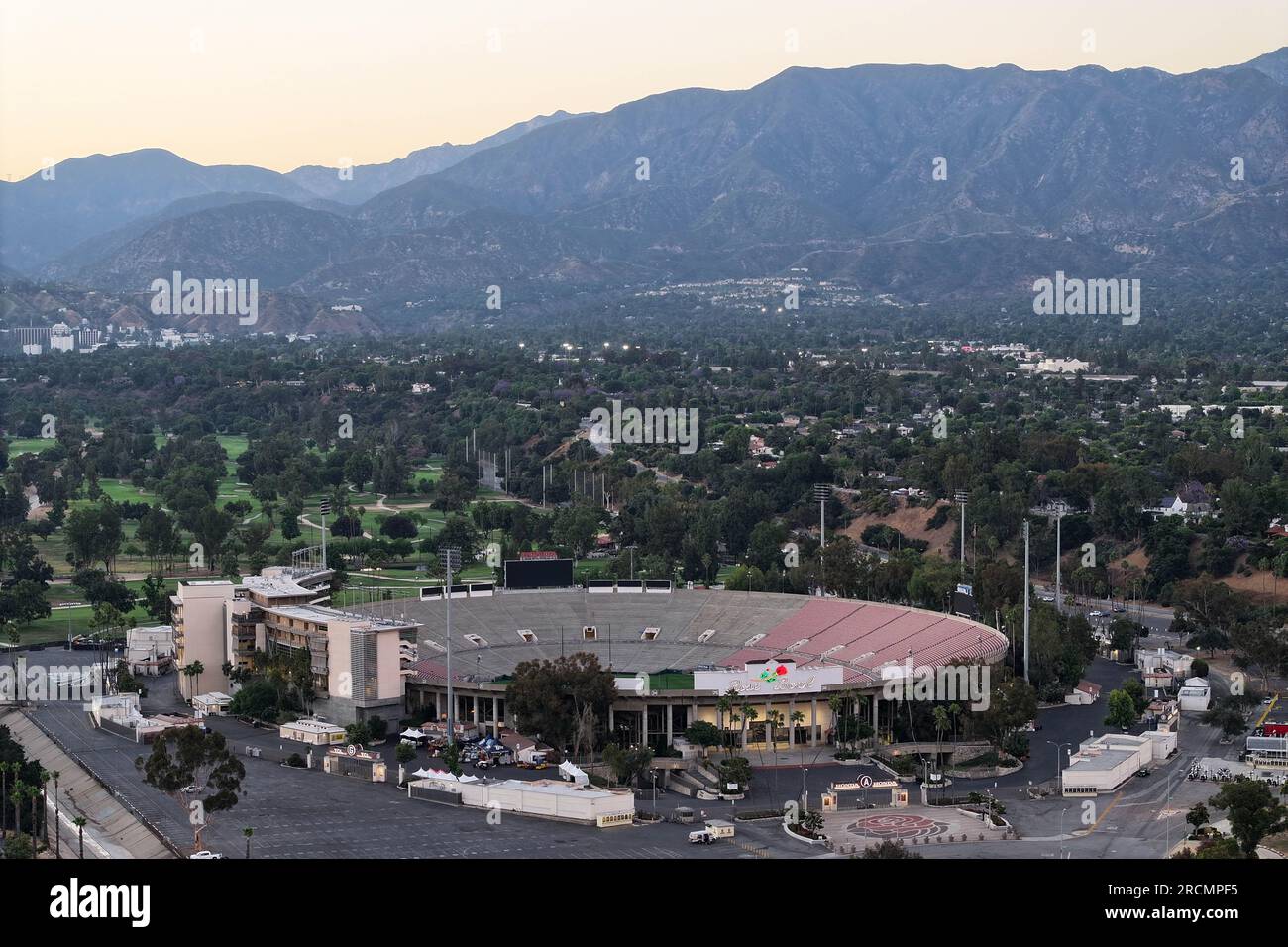 Rose bowl stadium pasadena aerial hi-res stock photography and images ...