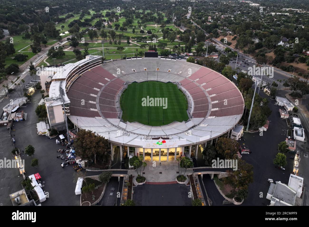 Rose bowl stadium pasadena aerial hi-res stock photography and images ...