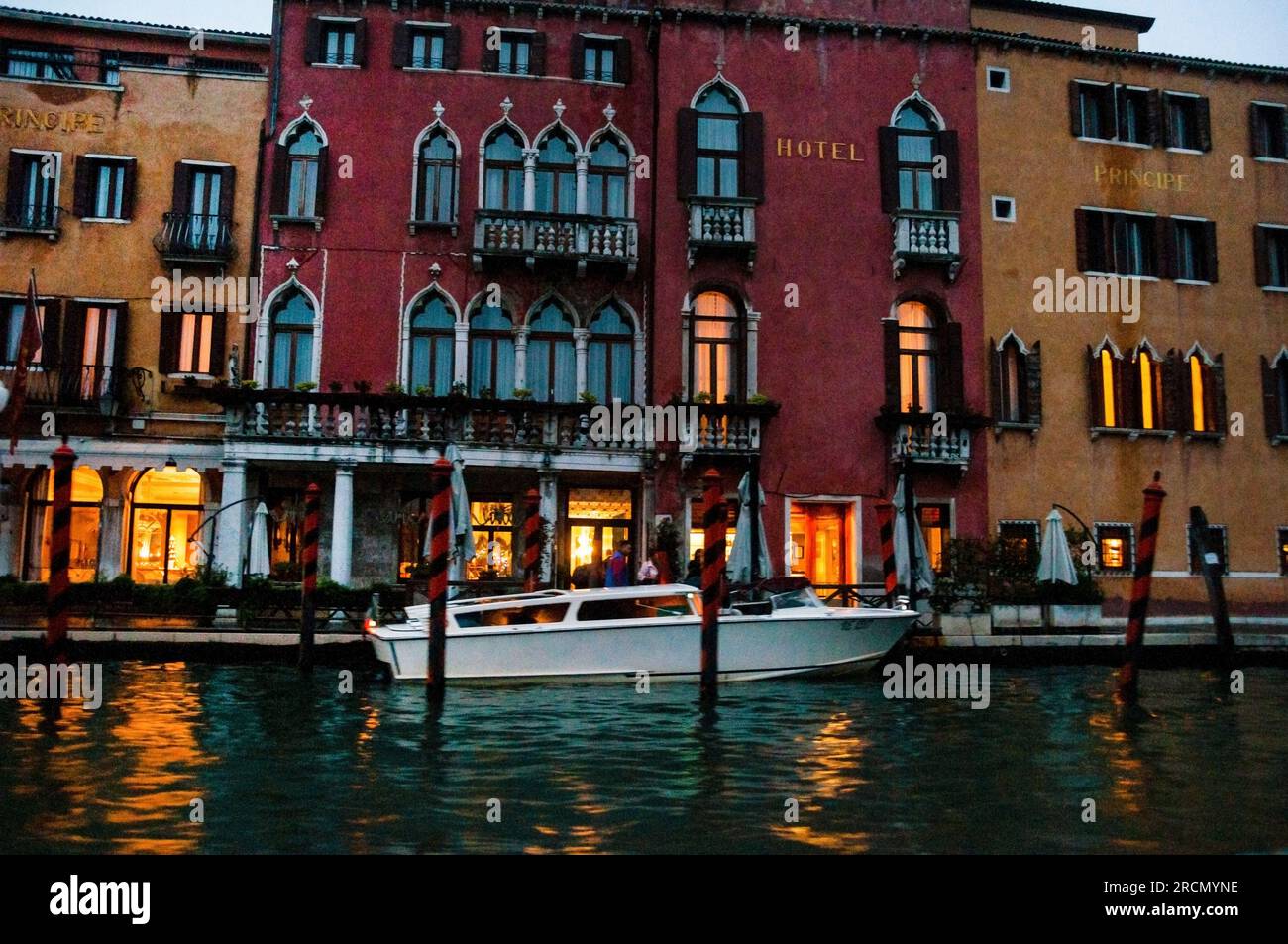 Ogee arch hi-res stock photography and images - Alamy