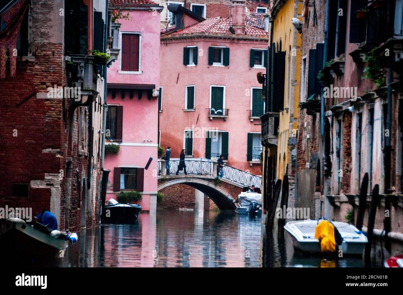 Pink villas and Ponte San Canzian Rio dei Santi Apostoli footbridge in ...