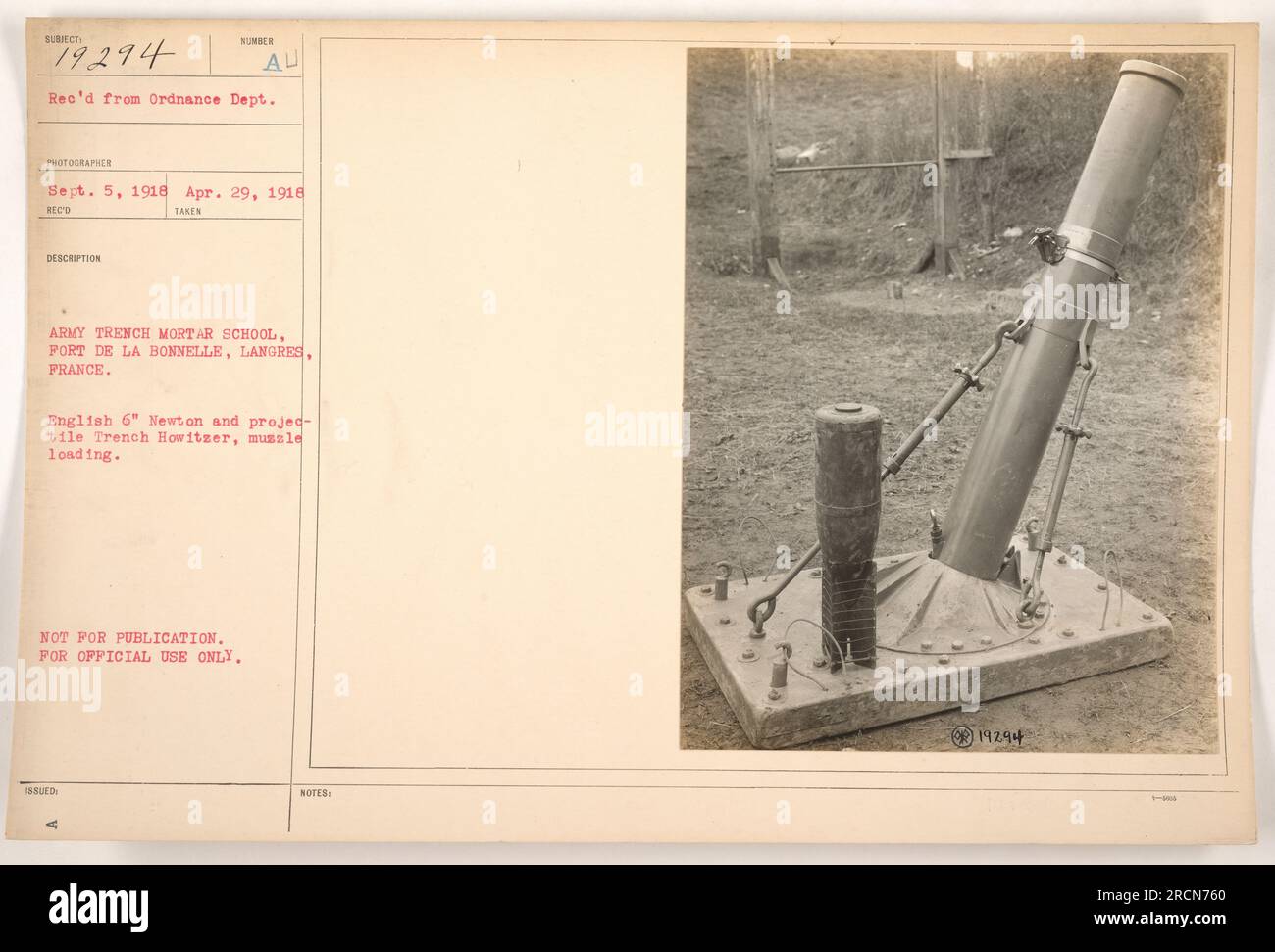 Soldiers at the Army Trench Mortar School in Port de la Bonnelle ...