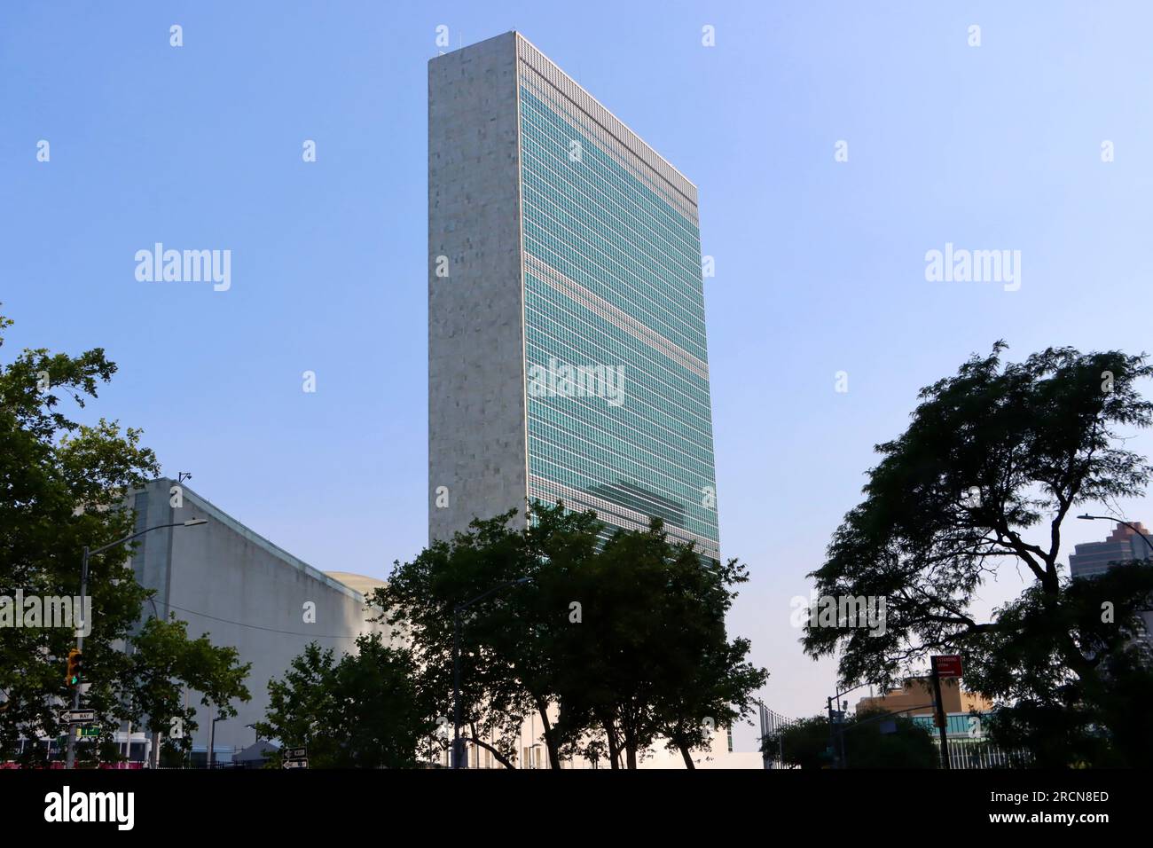 United Nations Secretariat building and headquarters in New York City ...