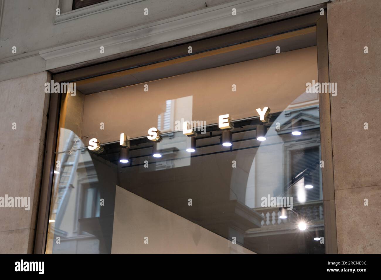 Perfume billboard hi-res stock photography and images - Alamy