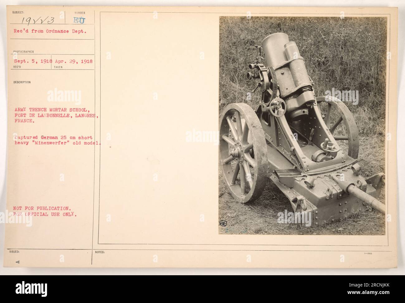 Soldiers at the Army Trench Mortar School in Fort de la Bonnelle ...