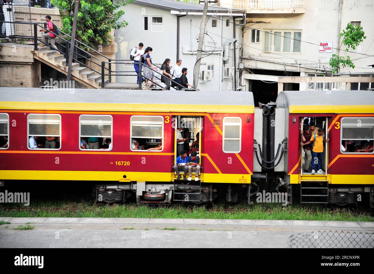Commuter train in Colombo, Sri Lanka Stock Photo - Alamy