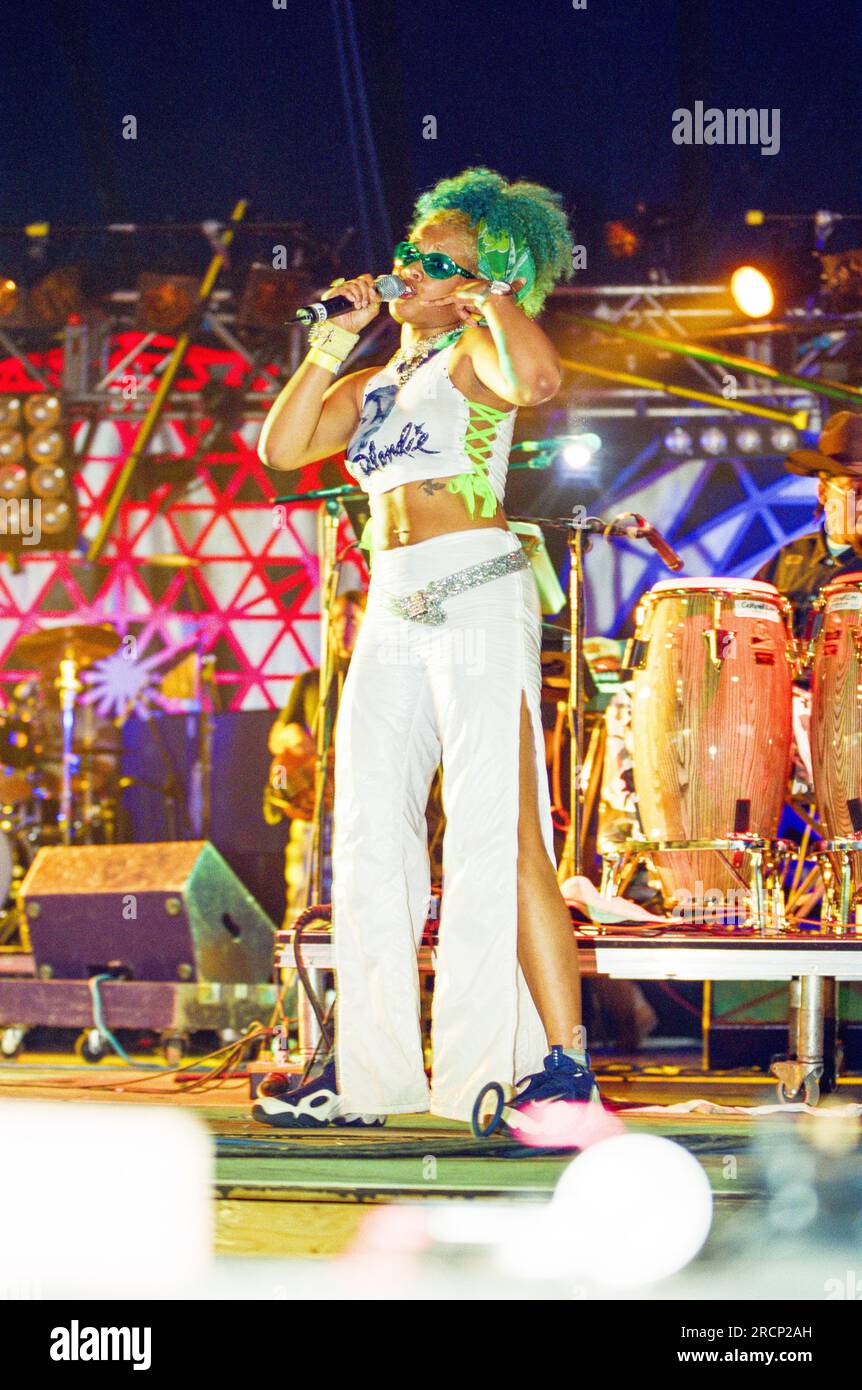 Kelis performing in the Dance tent at the Glastonbury Festival 2000 ...