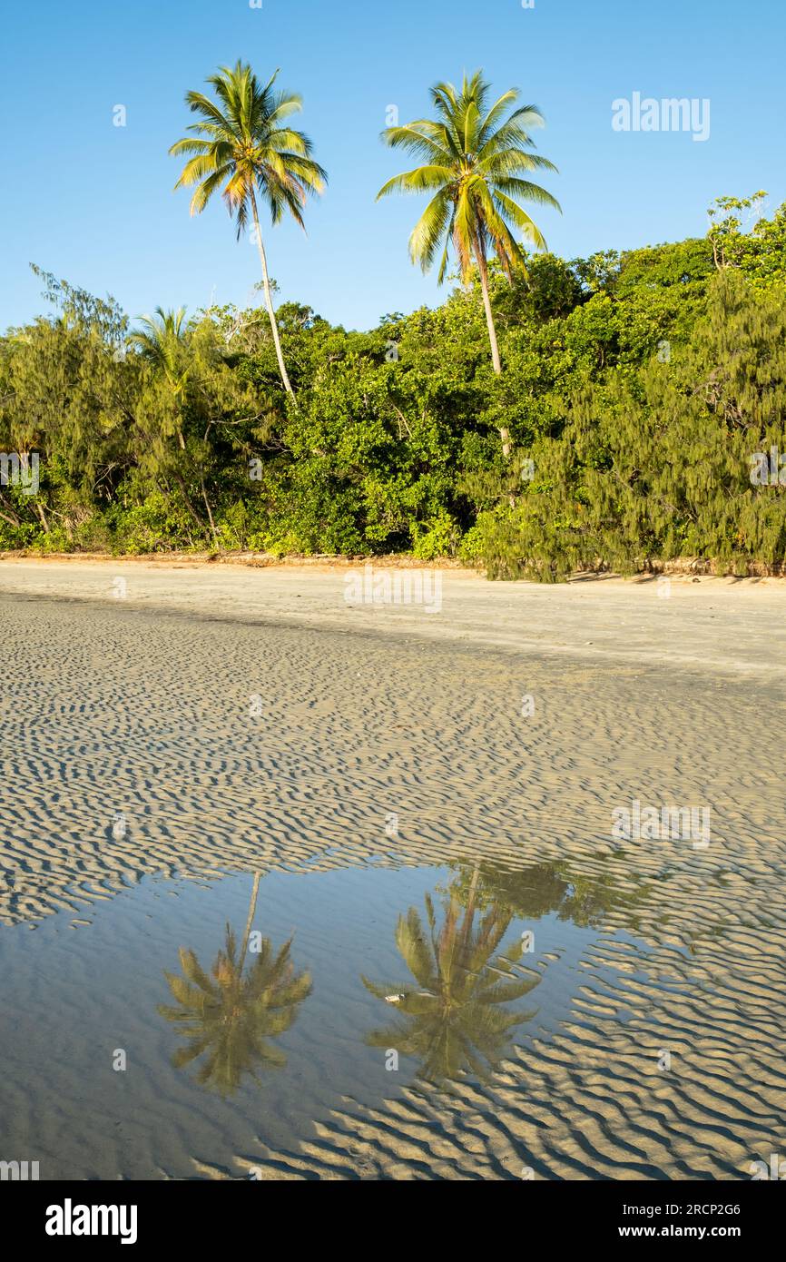 Puddle sea water hi-res stock photography and images - Alamy