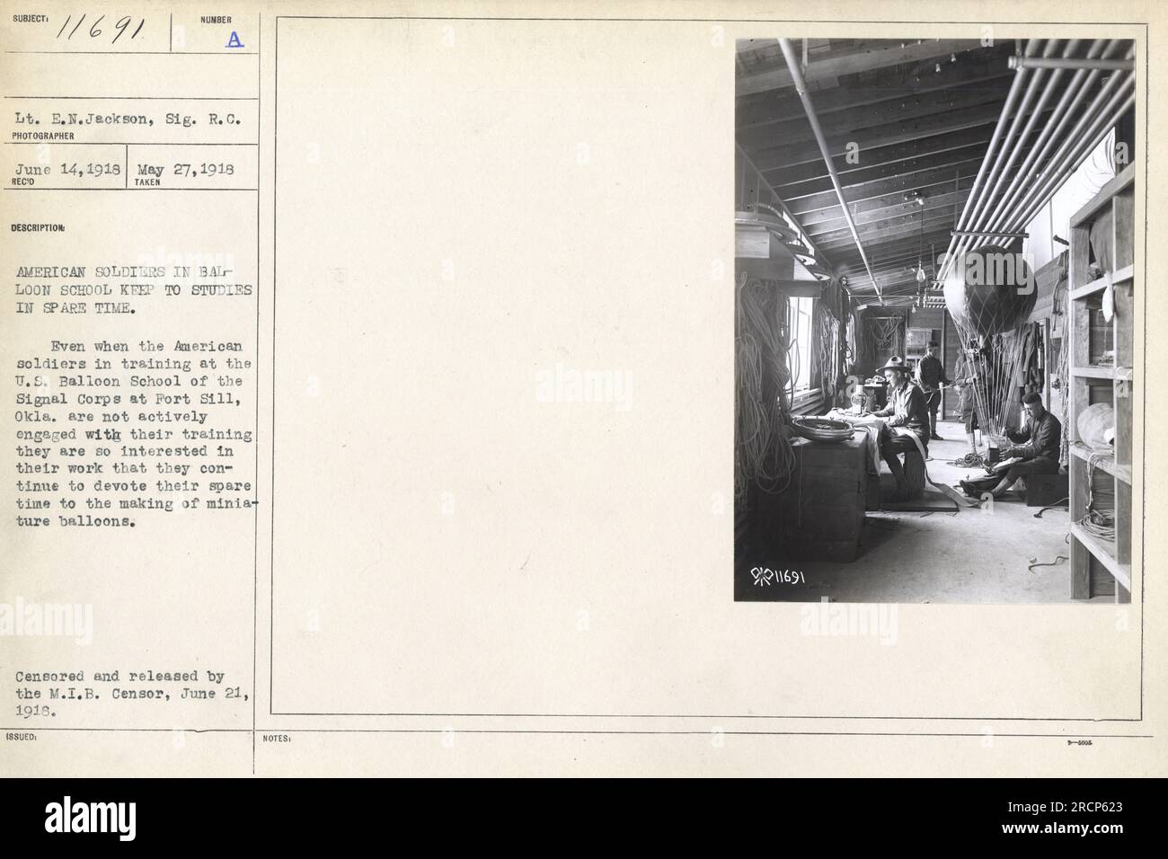 American soldiers in training at the U.S. Balloon School of the Signal ...