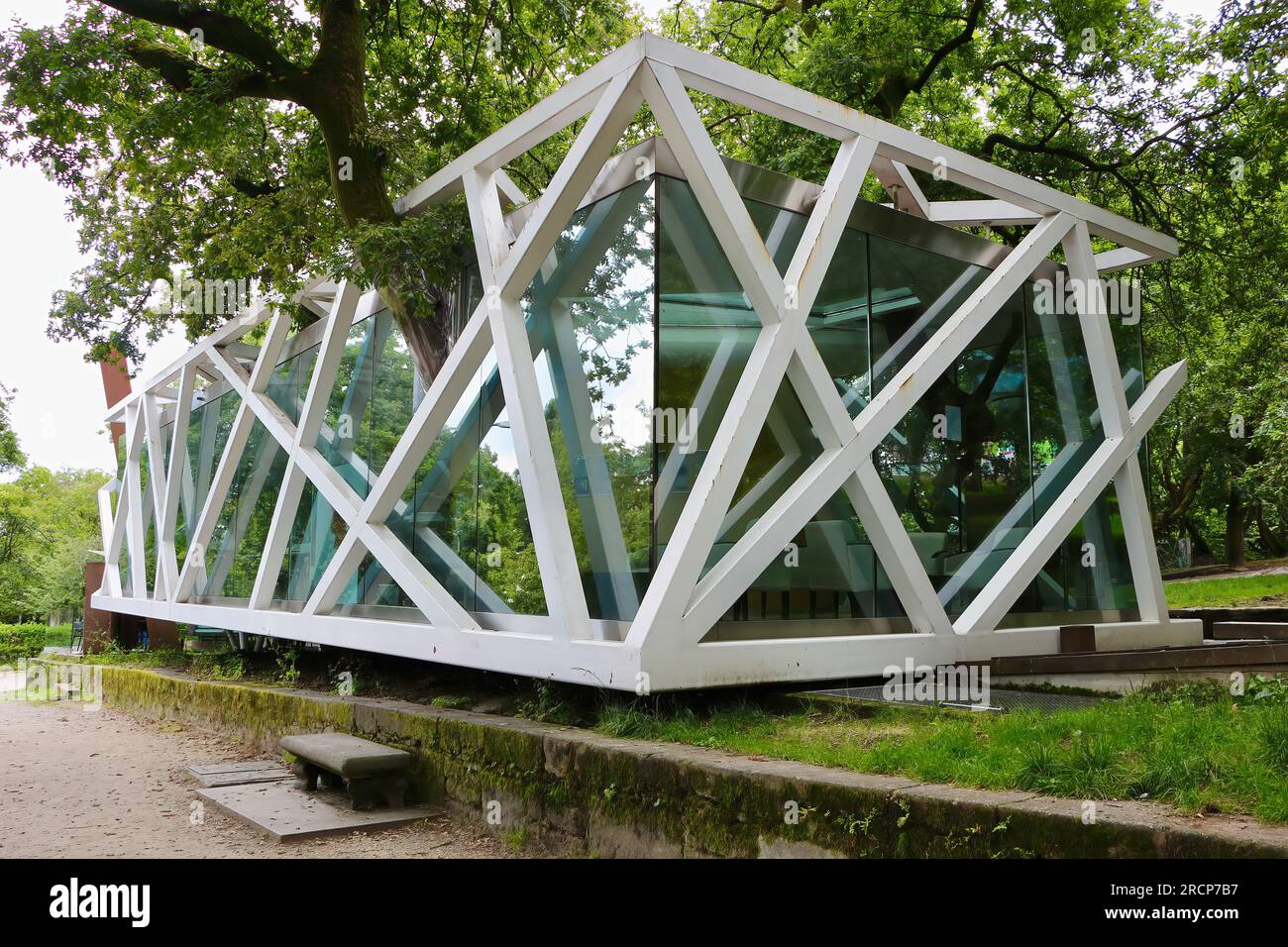 Metal and glass construction modern architecture Cafeteria Ferradura in ...