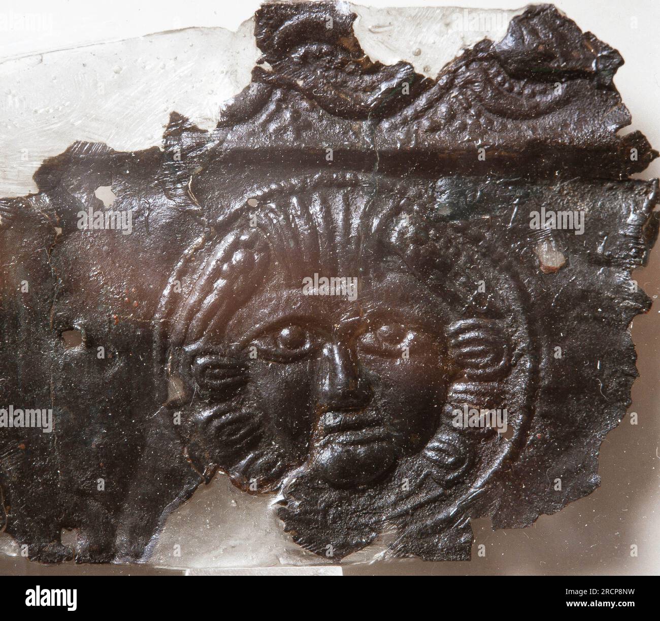 Placa de bronce repujado. Museo de Arqueología Salvador Vilaseca Stock ...