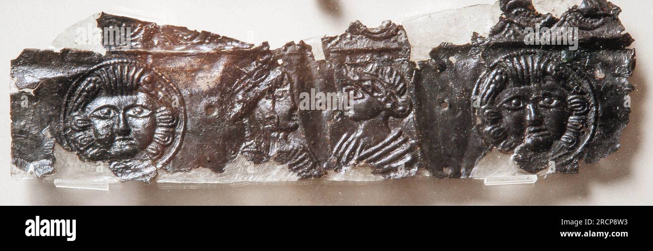 Placa de bronce repujado. Museo de Arqueología Salvador Vilaseca Stock ...