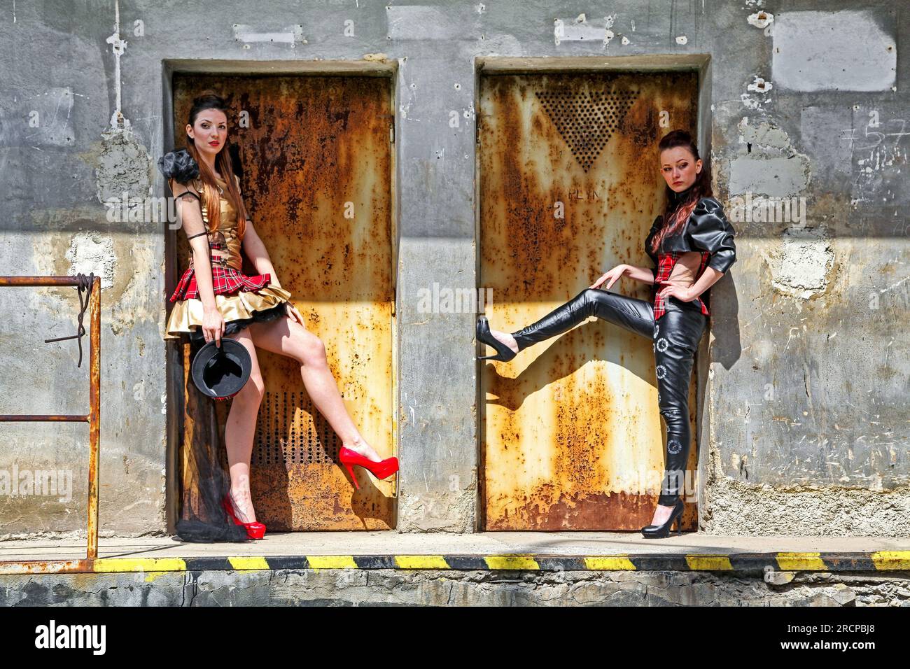 Girls posing in front wall hi-res stock photography and images - Alamy