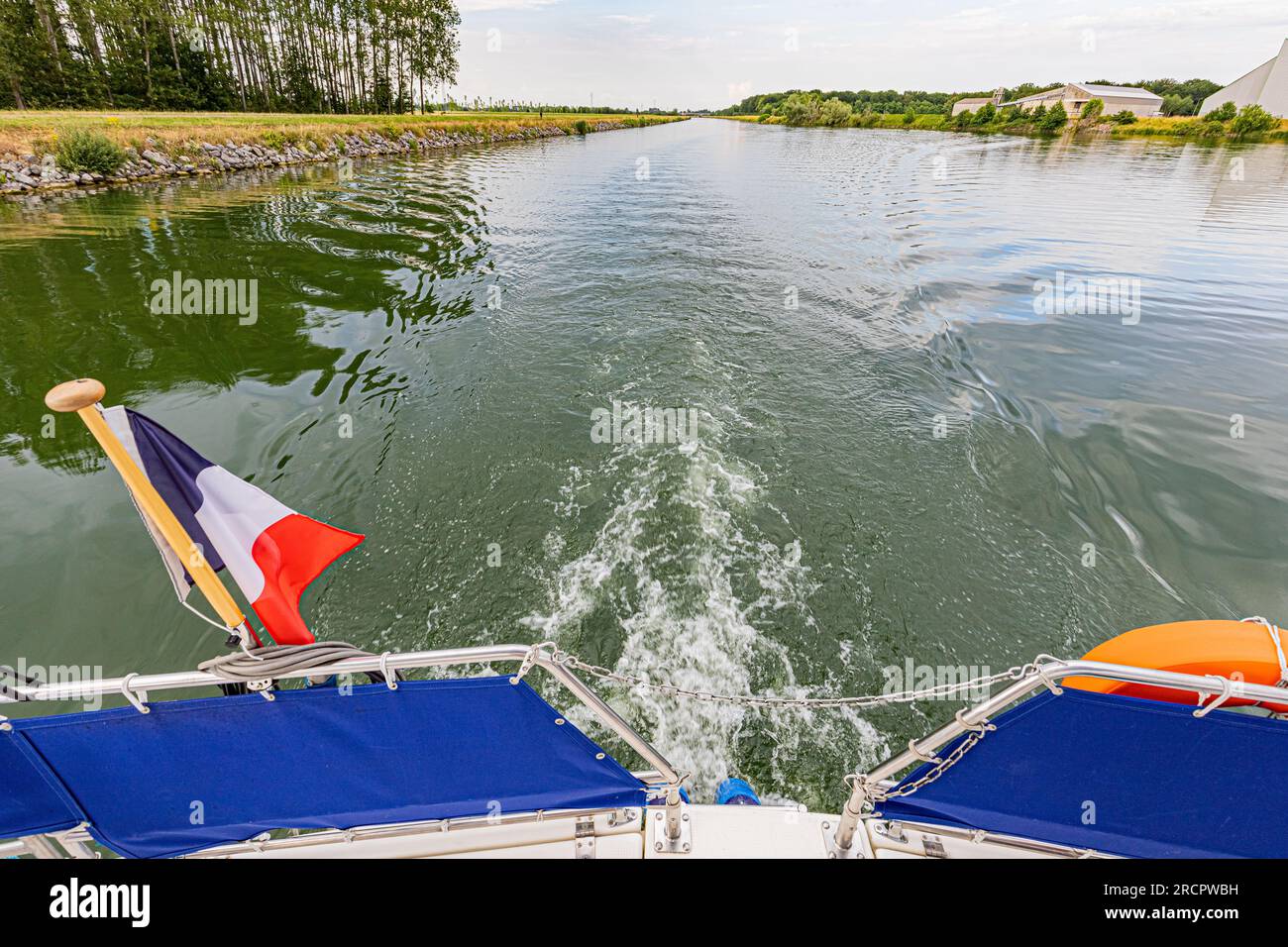 Séjour en bâteau sur la Saône. Arrière du bateau, drapeu français Stock ...