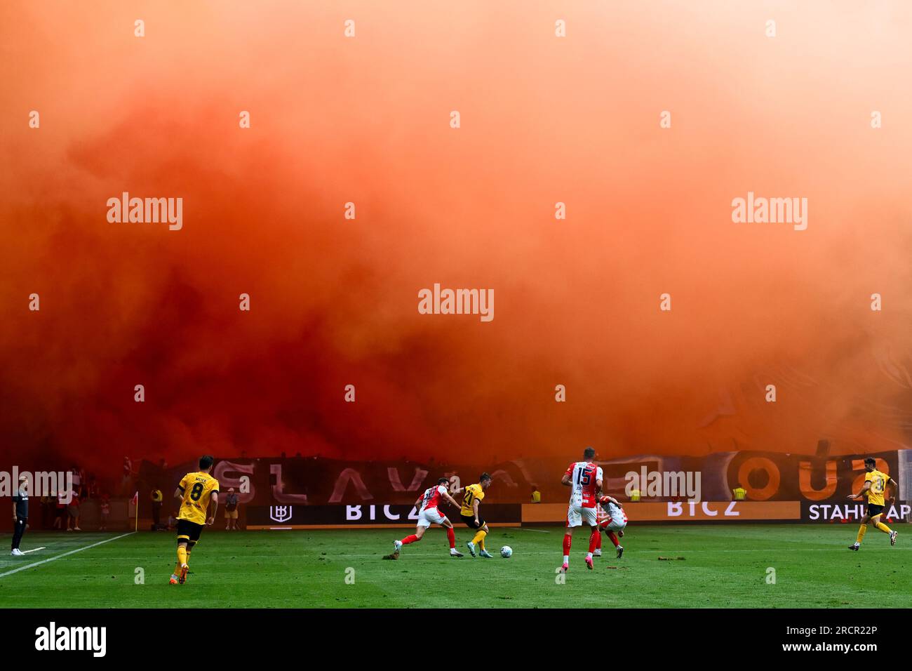 Soccer players in action hi-res stock photography and images - Alamy