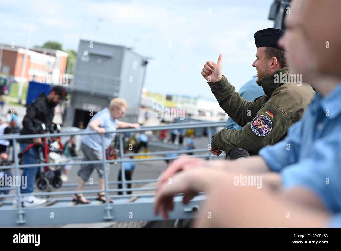 Soldier gives thumbs up hi-res stock photography and images - Alamy