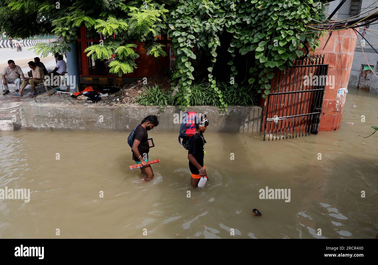 People wade through the floodwaters despite slight decrease of the ...