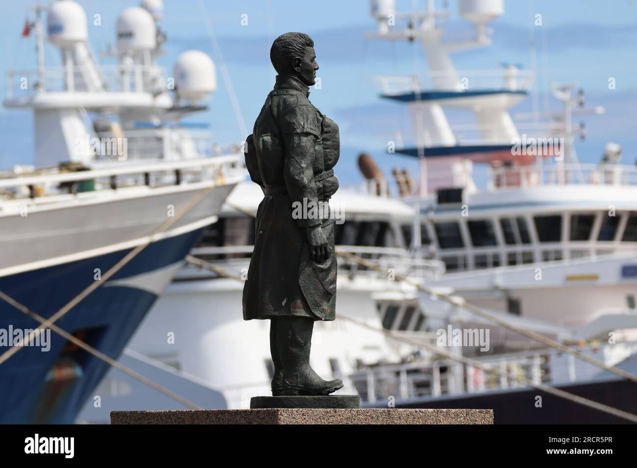 Lifeboat statue and shed, Fraserburgh harbour Stock Photo - Alamy