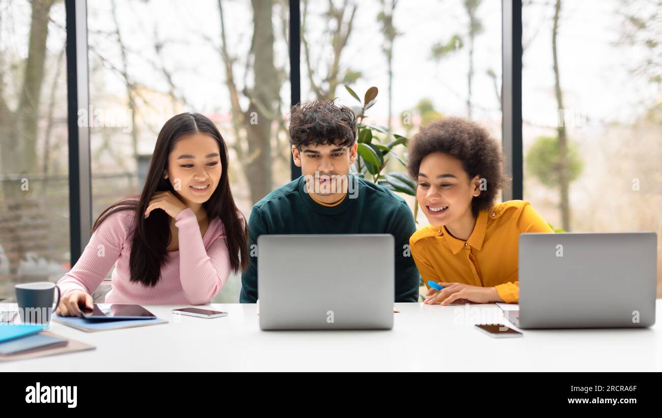 Students watching video classroom hi-res stock photography and images ...