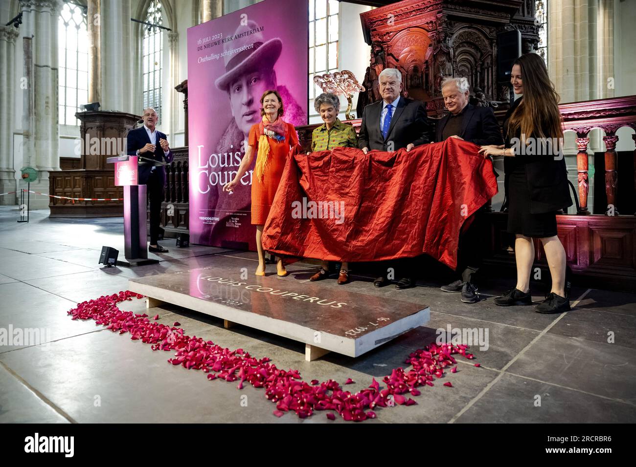 AMSTERDAM - Mayor Jan van Zanen (m) of The Hague unveils the memorial ...