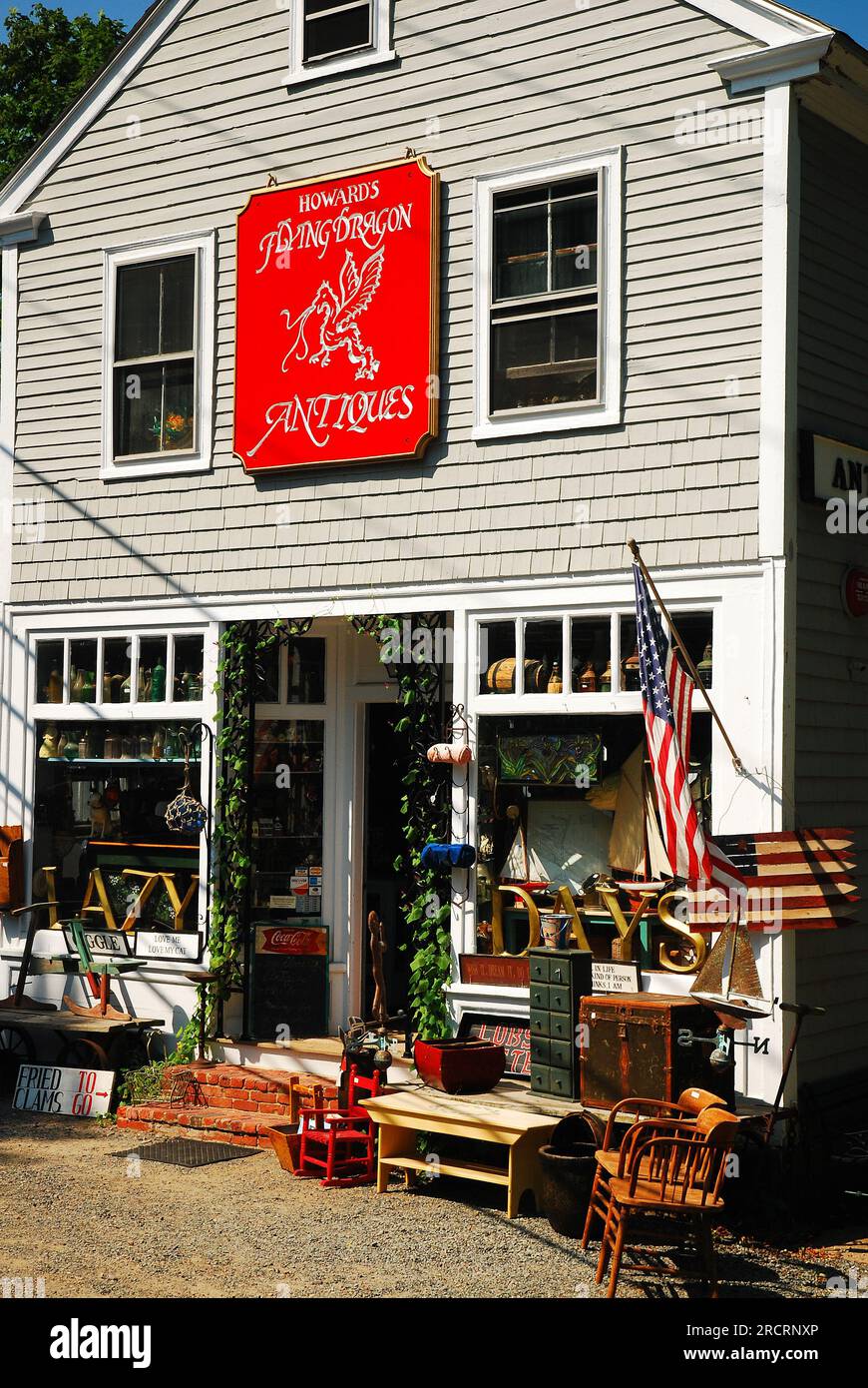 Flying dragon antiques store hi-res stock photography and images - Alamy