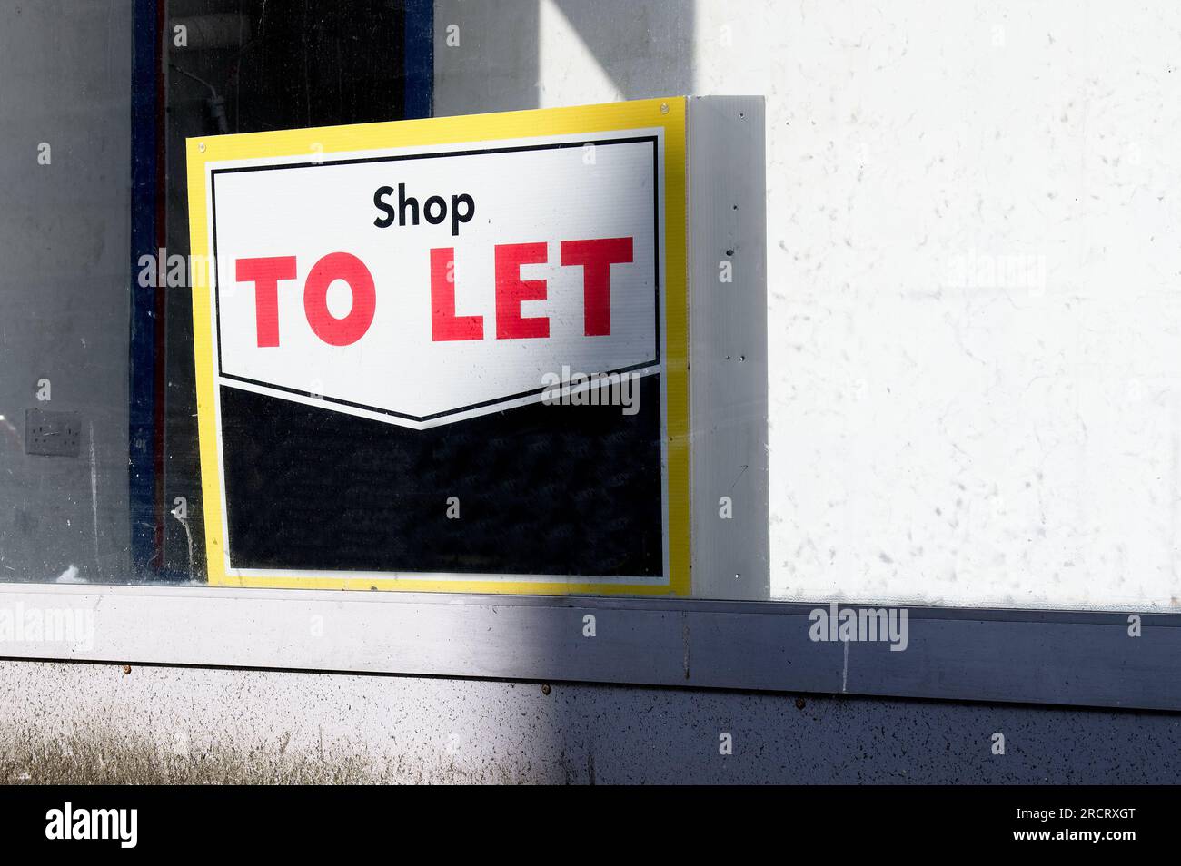 Shop to let sign due to closed business Stock Photo - Alamy