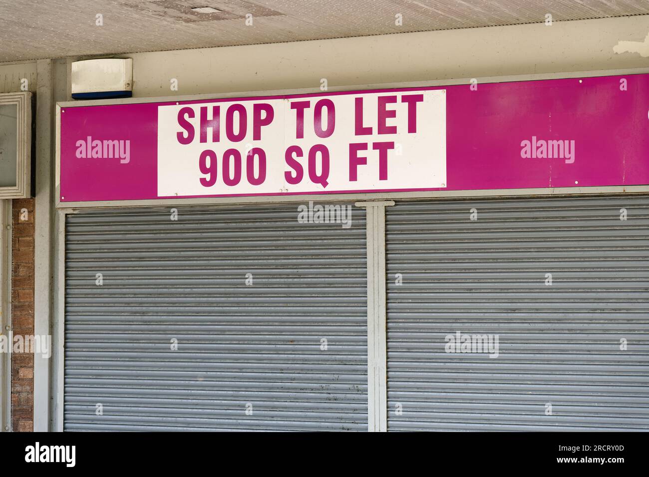 Shop to let sign due to closed business Stock Photo - Alamy