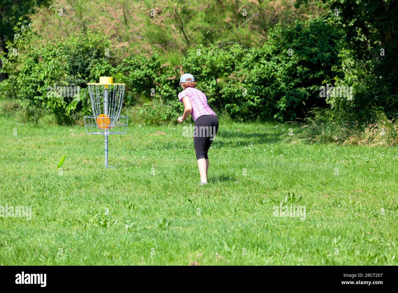 Woman playing disc golf hi-res stock photography and images - Alamy