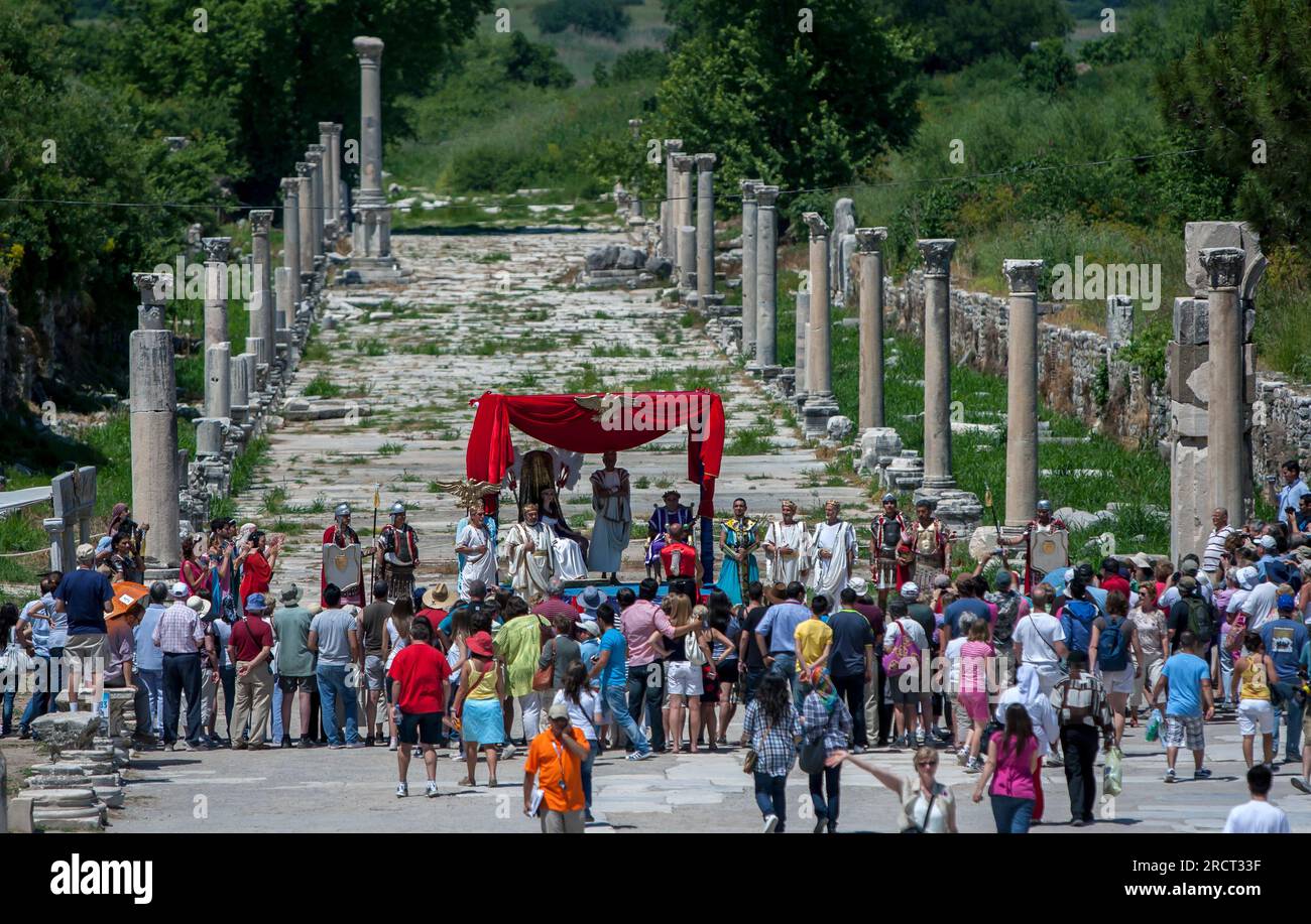 A large crowd of tourists gather to watch the Roman re-enactment show ...