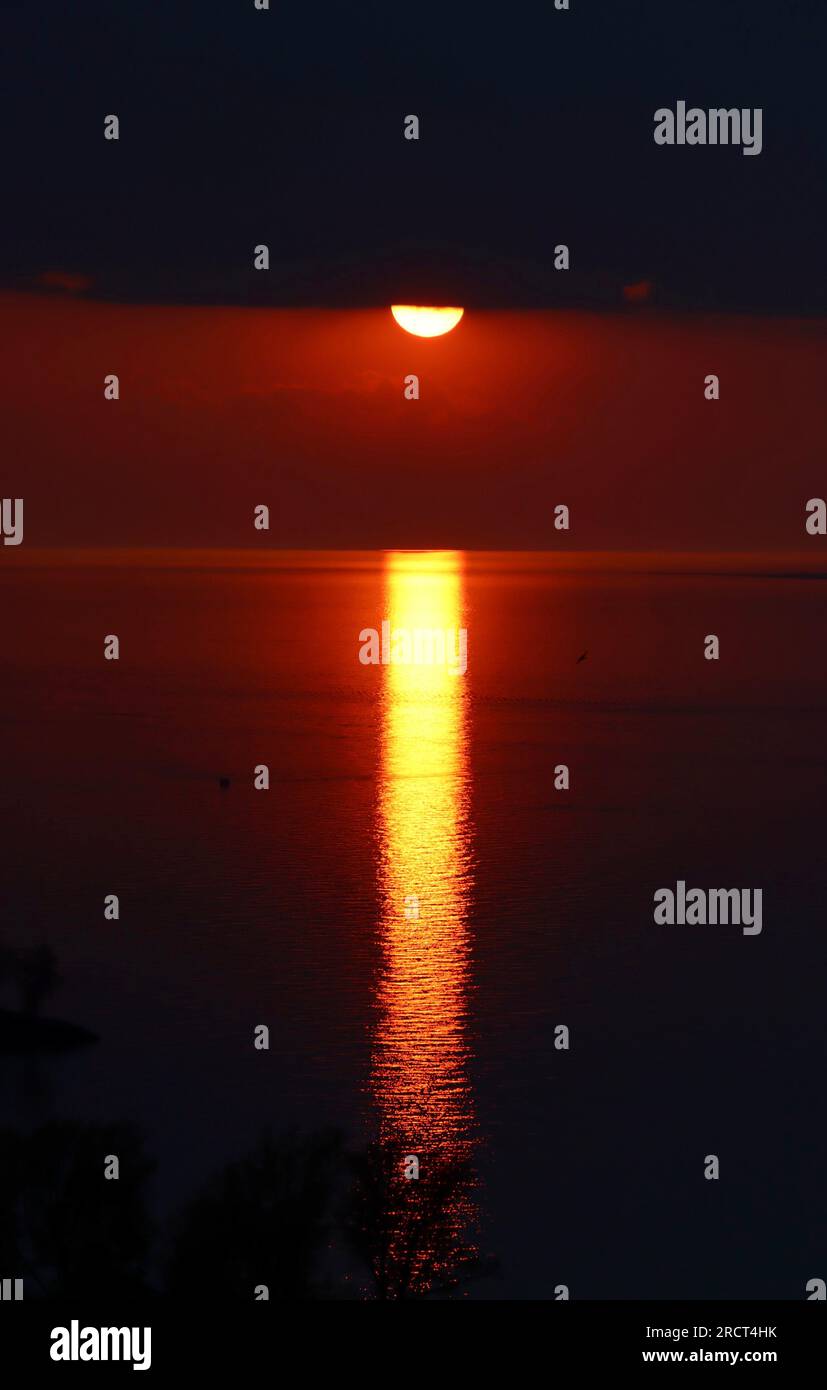 Colors over lake erie hi-res stock photography and images - Alamy