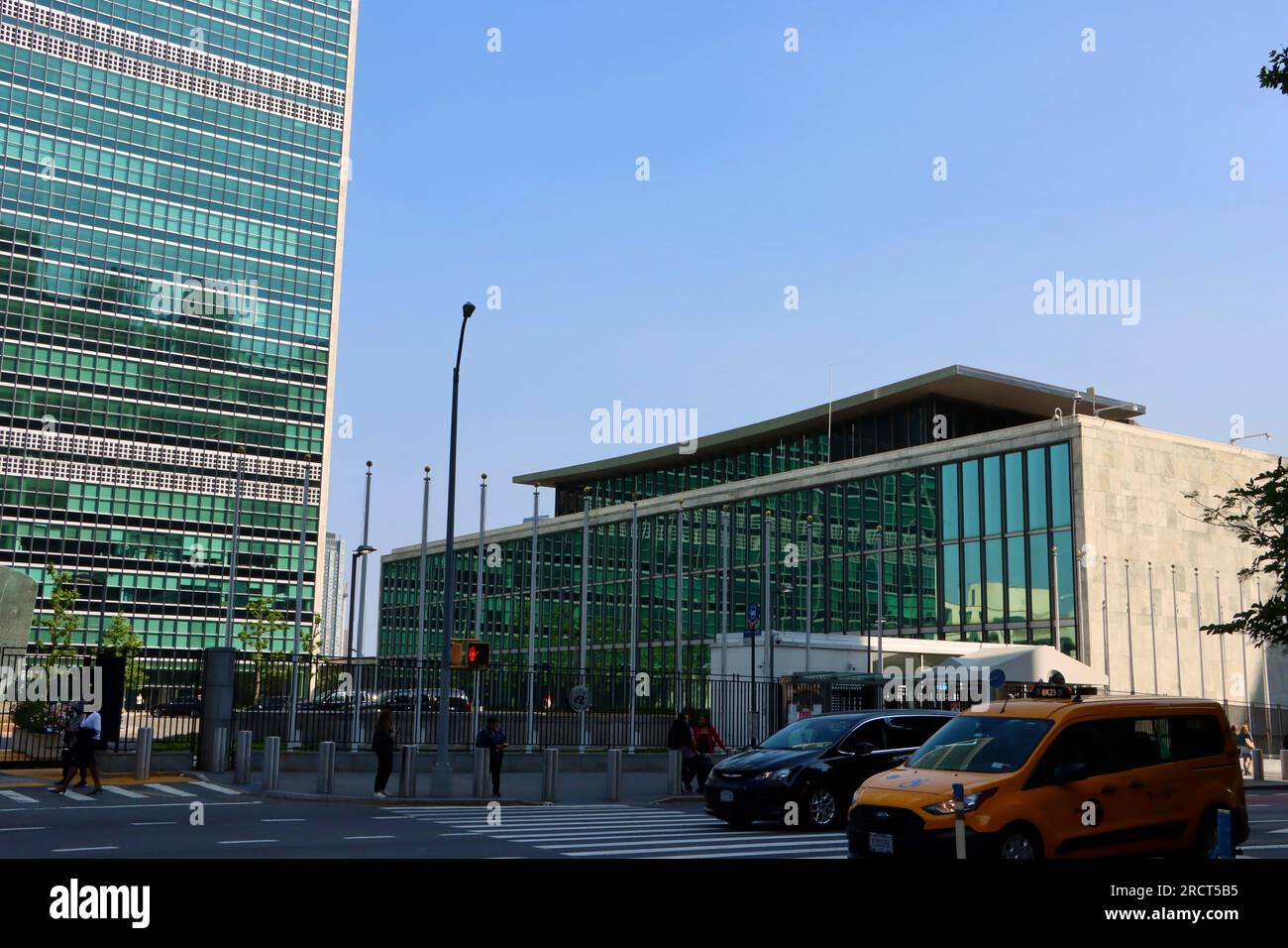 United Nations Secretariat building and headquarters in New York City ...
