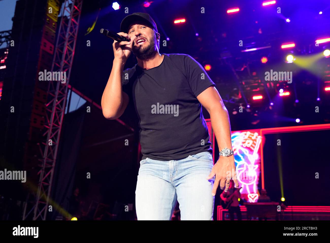 Luke Bryan performs during day three at the Windy City Smokeout ...