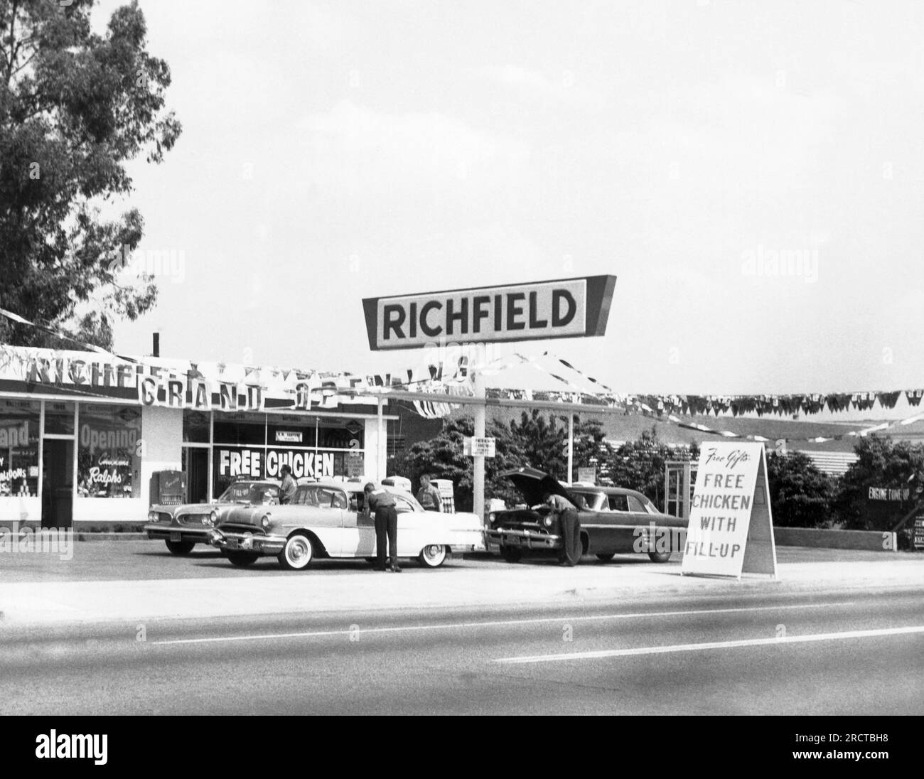 Los Angeles, California: c. 1959 The grand opening of a Richfield gas ...