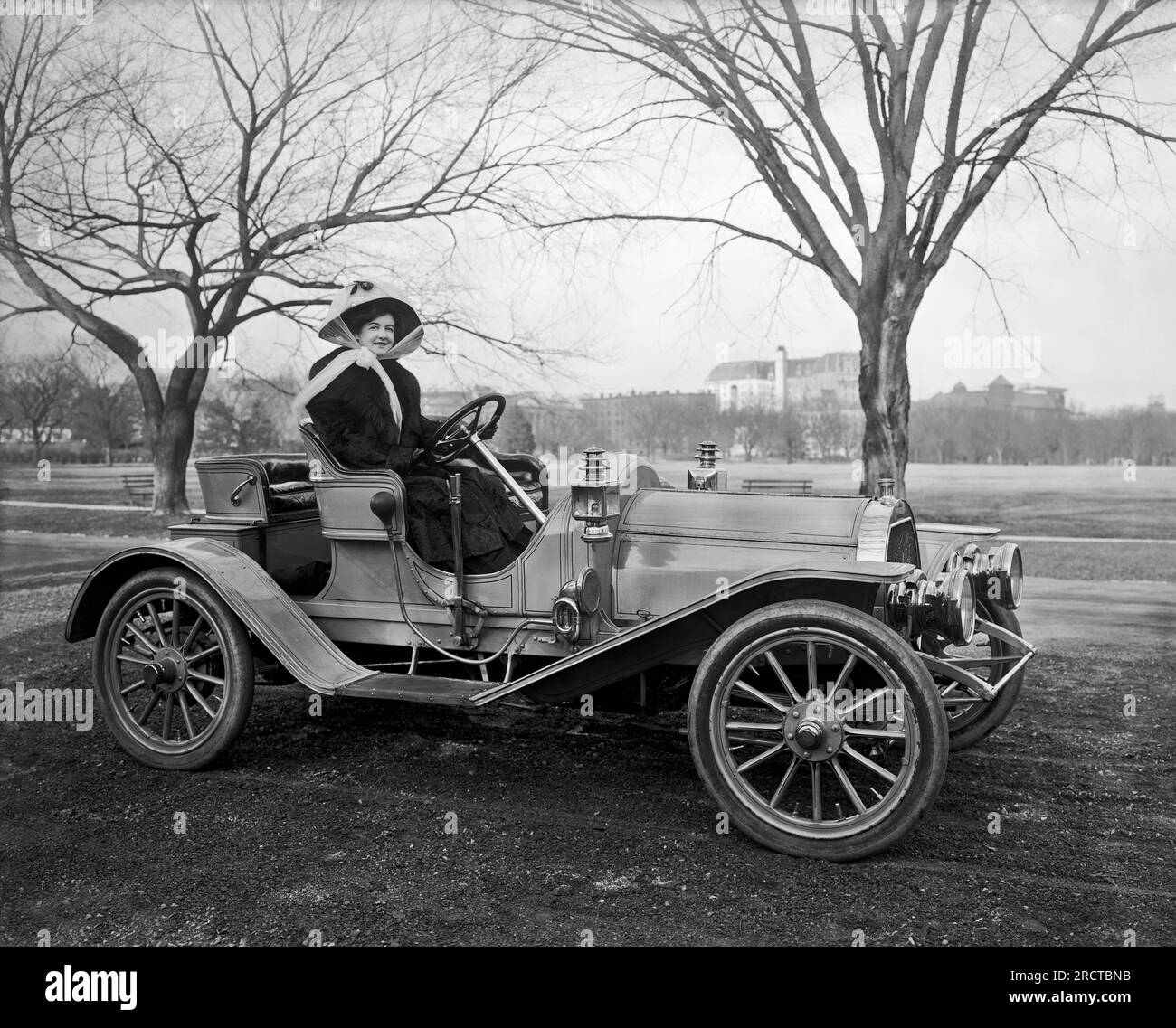 Woman in black hat 1908 Black and White Stock Photos & Images - Alamy