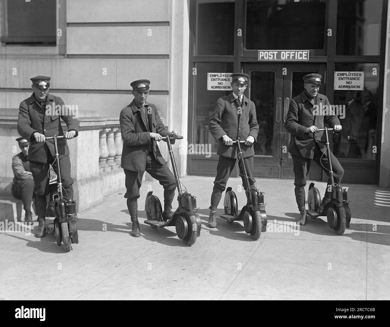 Postmen uniform hi-res stock photography and images - Alamy