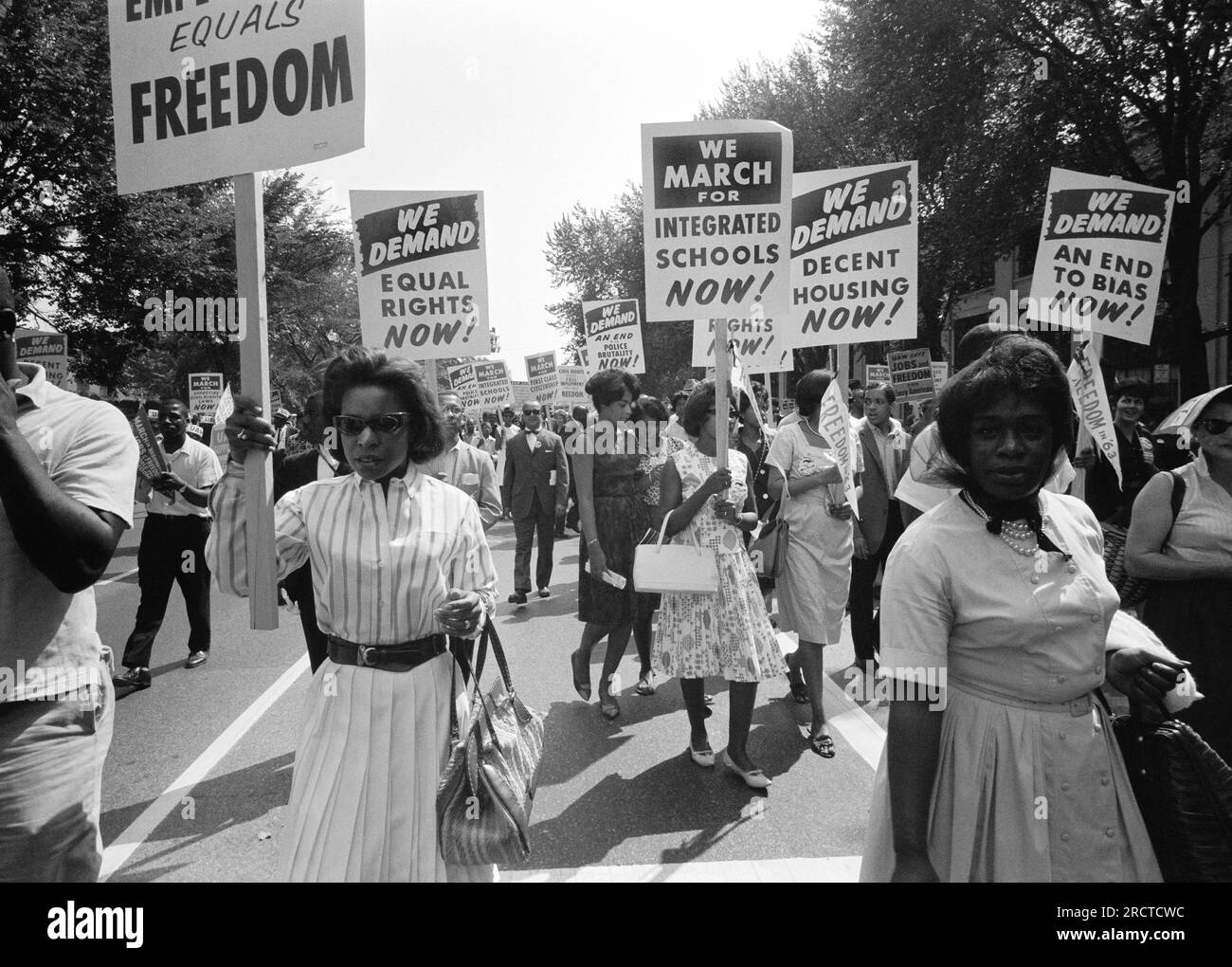 Equal signs hi-res stock photography and images - Alamy