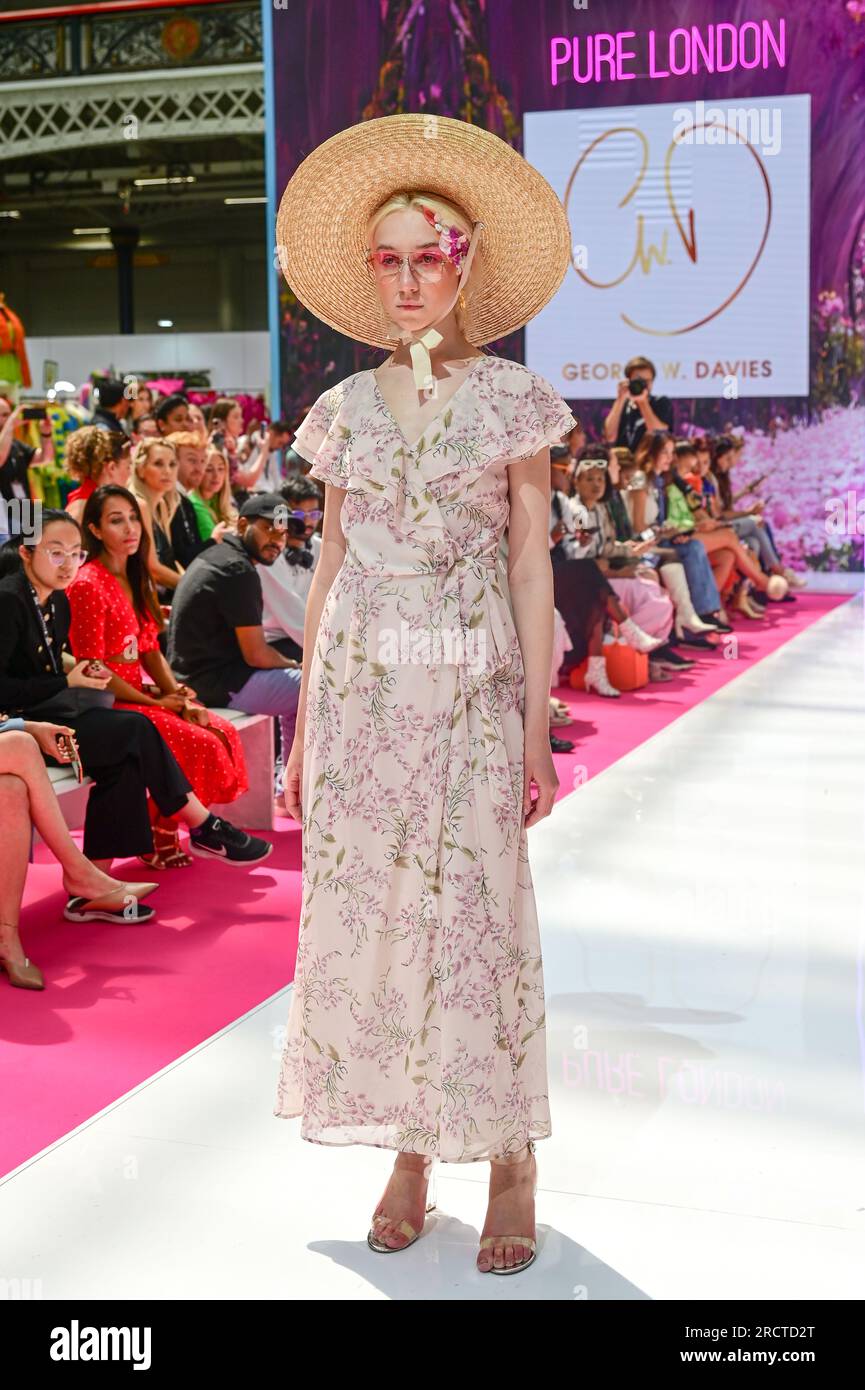 Shanghai tang catwalk hi-res stock photography and images - Alamy