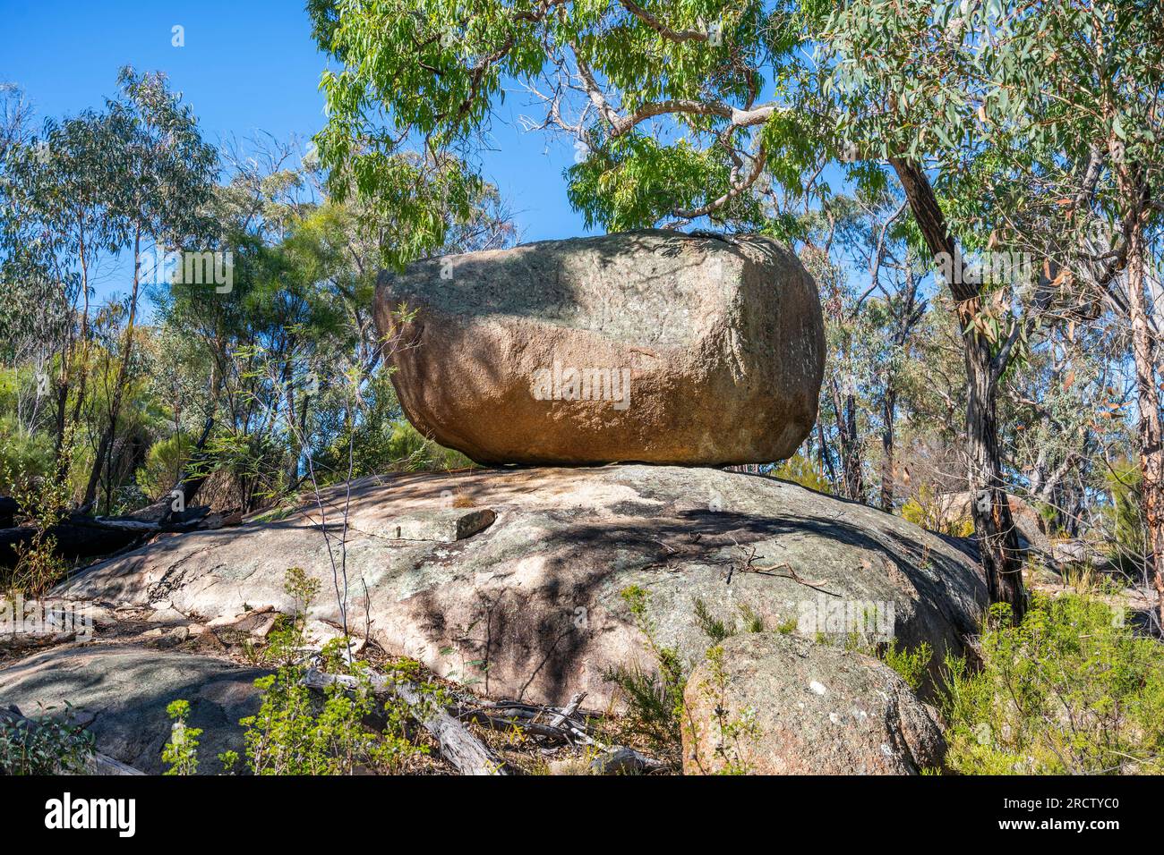 Granite rock formations and boulders, Pyramid walking track, Girraween ...