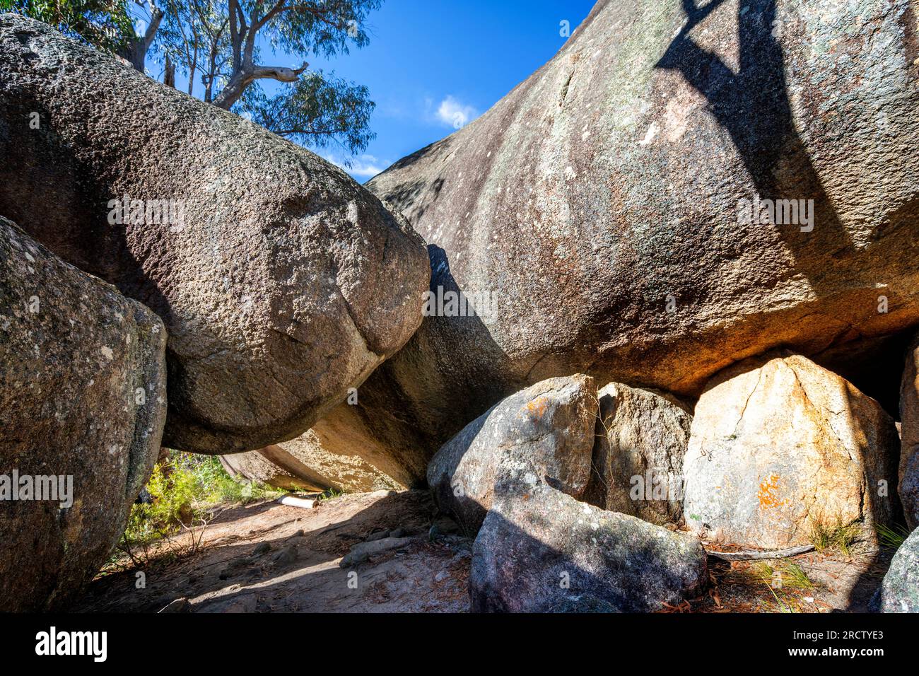 Granite rock formations and boulders, Pyramid walking track, Girraween ...