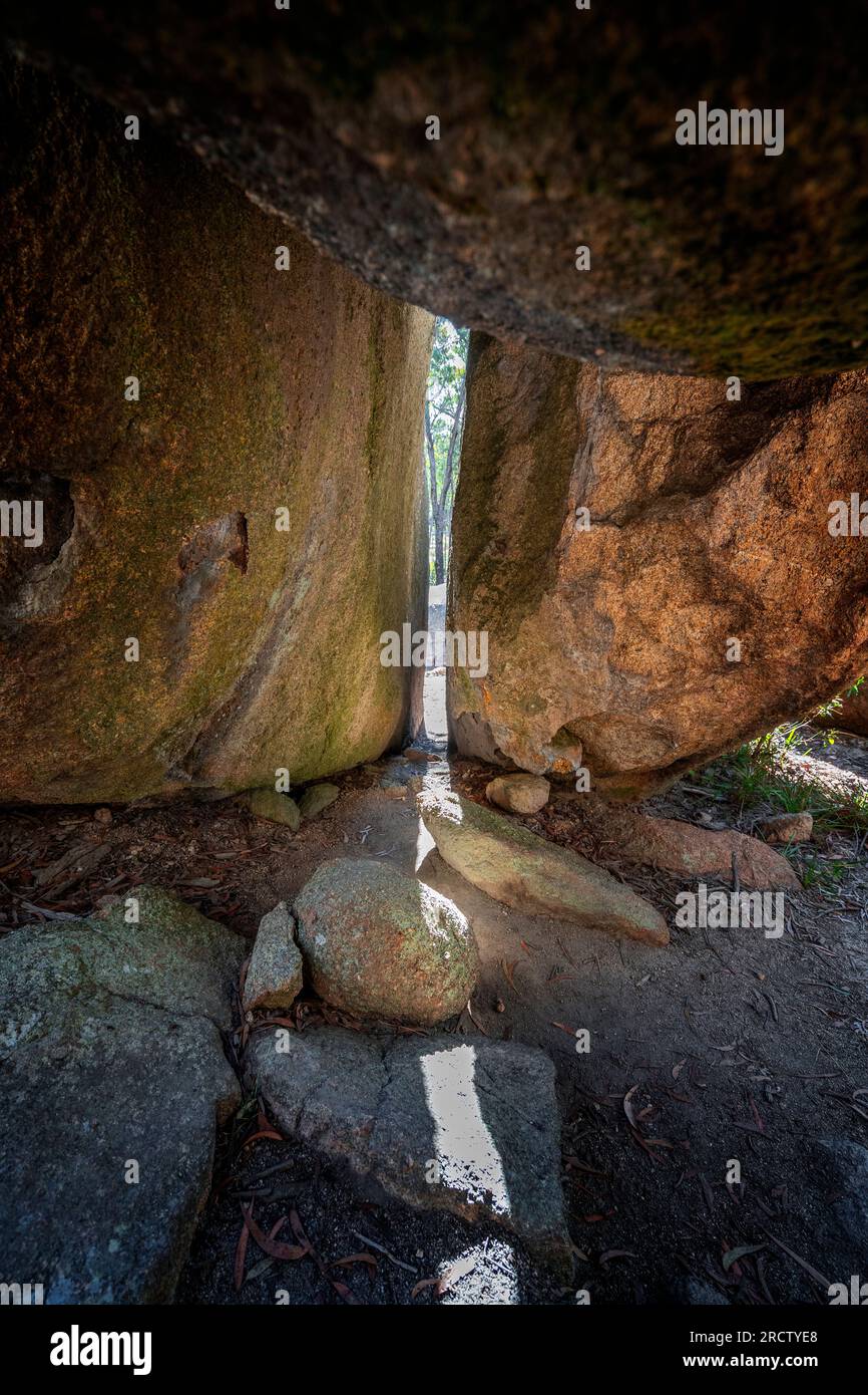 Granite rock formations and boulders, Pyramid walking track, Girraween ...