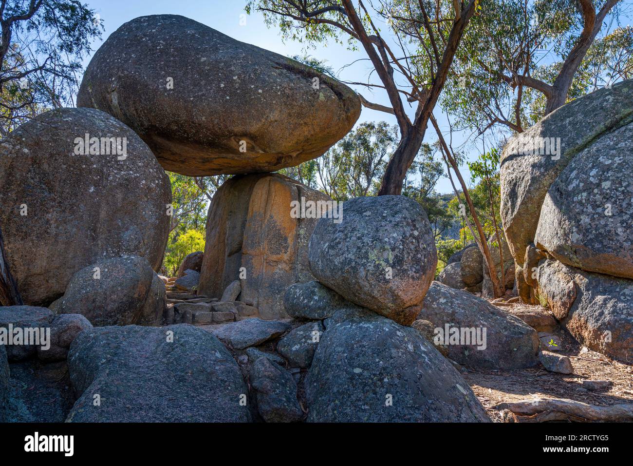 Granite Arch, Pyramid walking track, Girraween National Park, Southeast ...