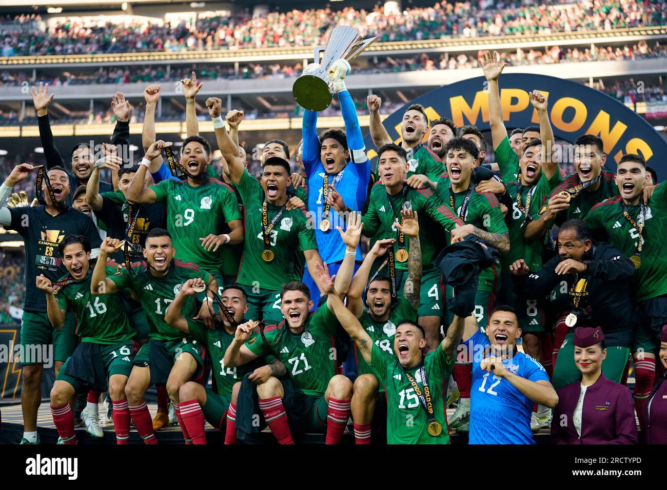 Mexico players celebrate with the winner's trophy after beating Panama ...