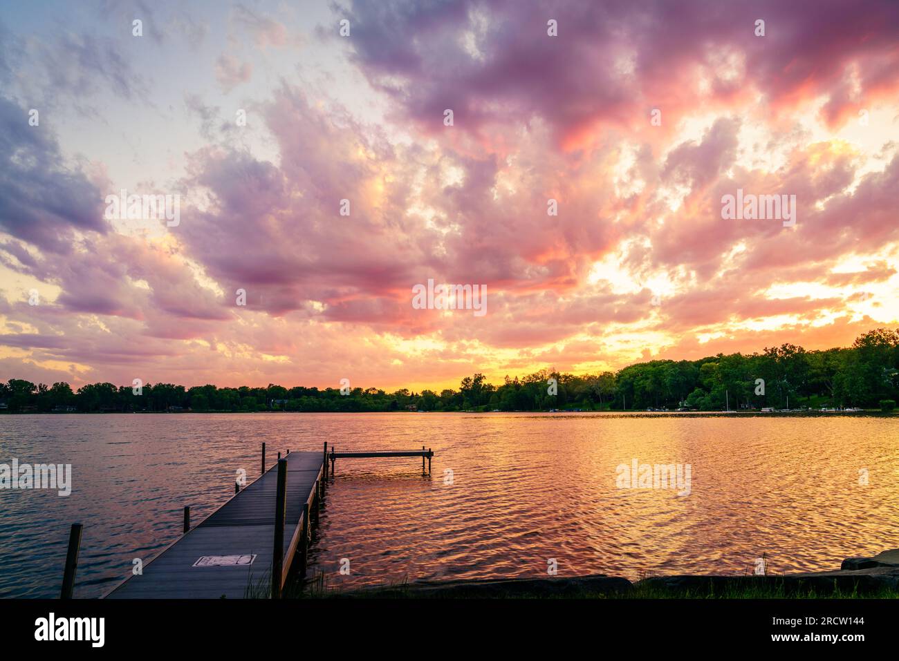 Spectacular sunset over Wing Lake in Bloomfield Township in Michigan ...