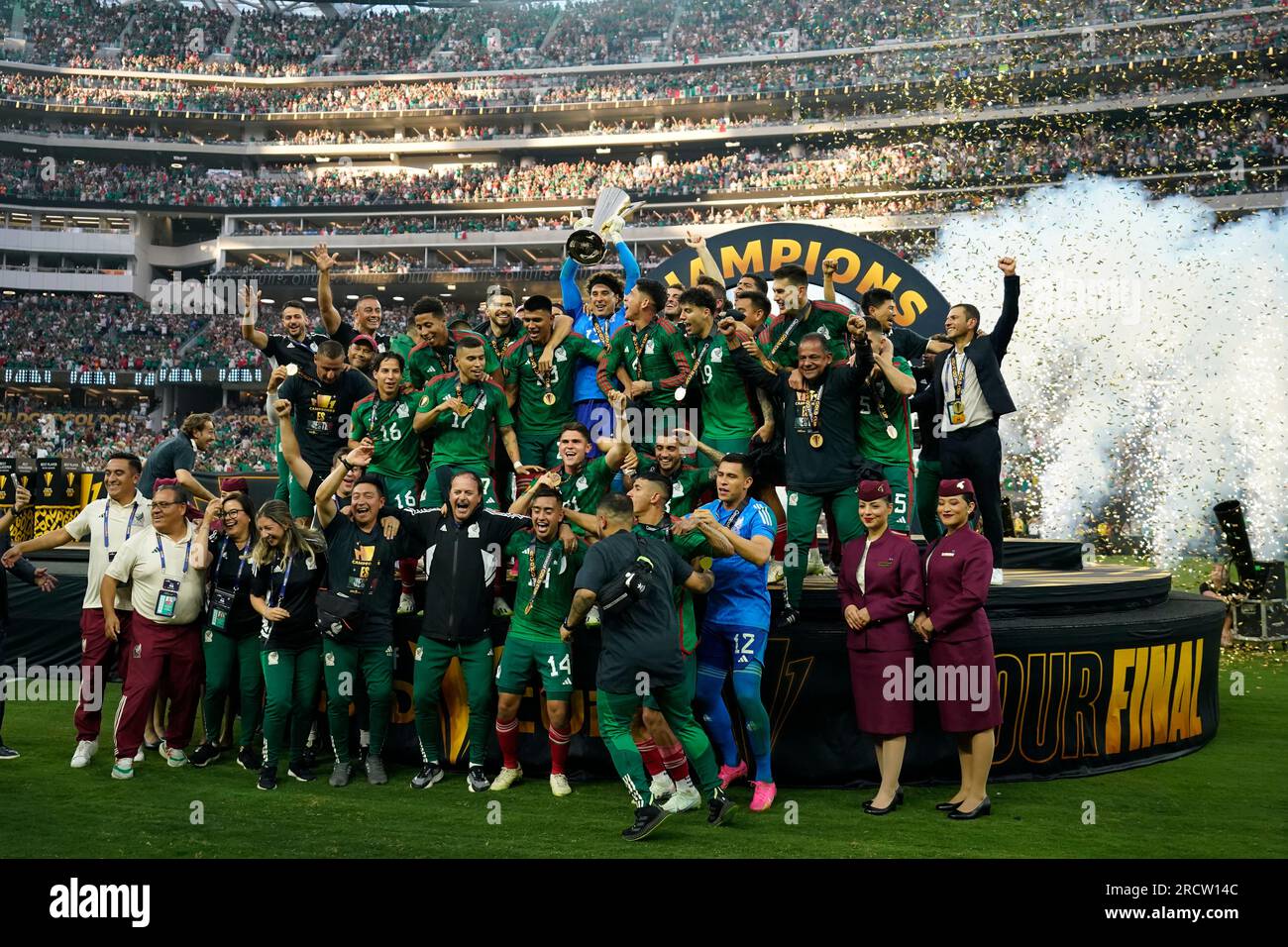Mexico players celebrate with the winner's trophy after beating Panama ...