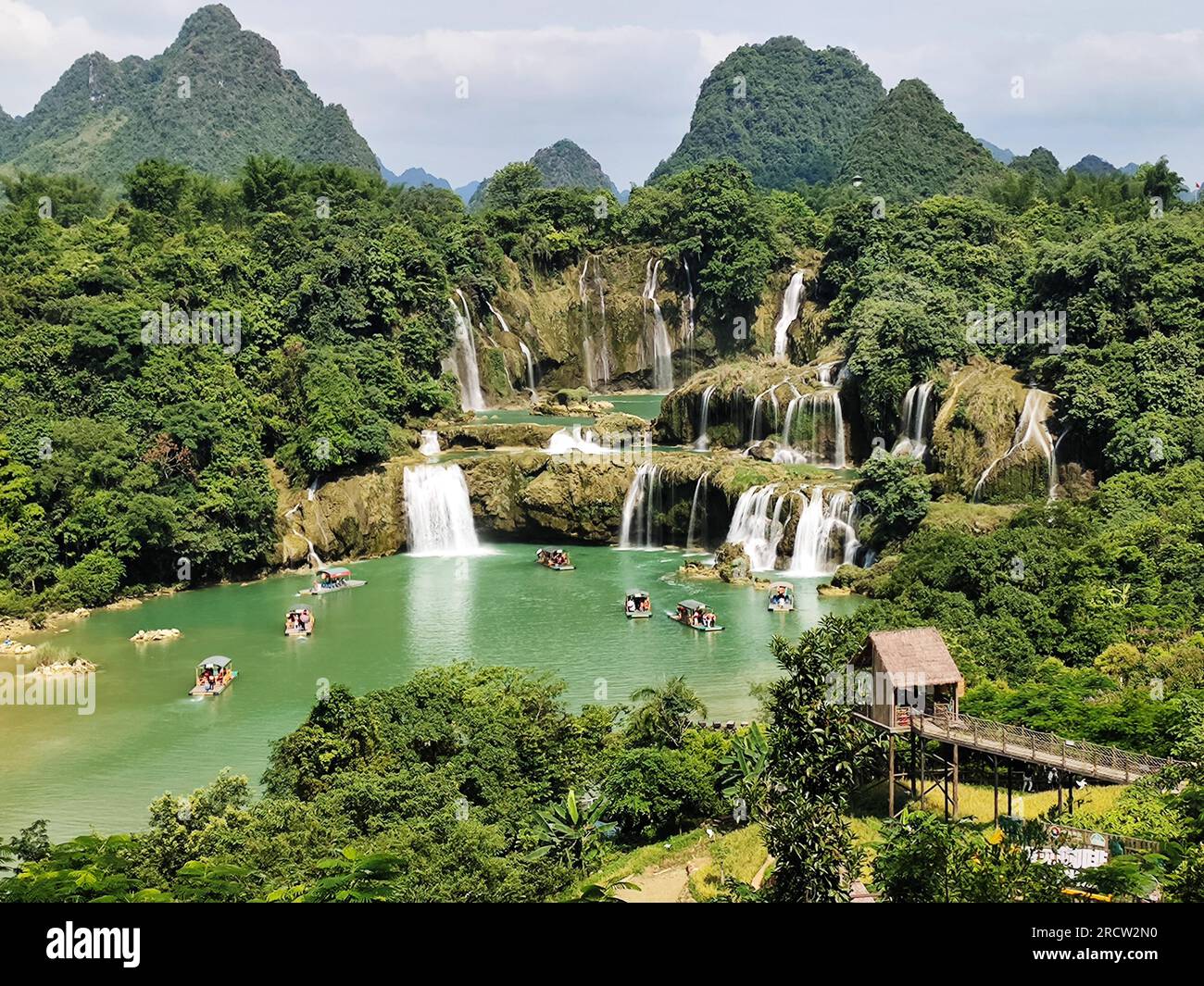 **CHINESE MAINLAND, HONG KONG, MACAU AND TAIWAN OUT** Tourists flocked ...