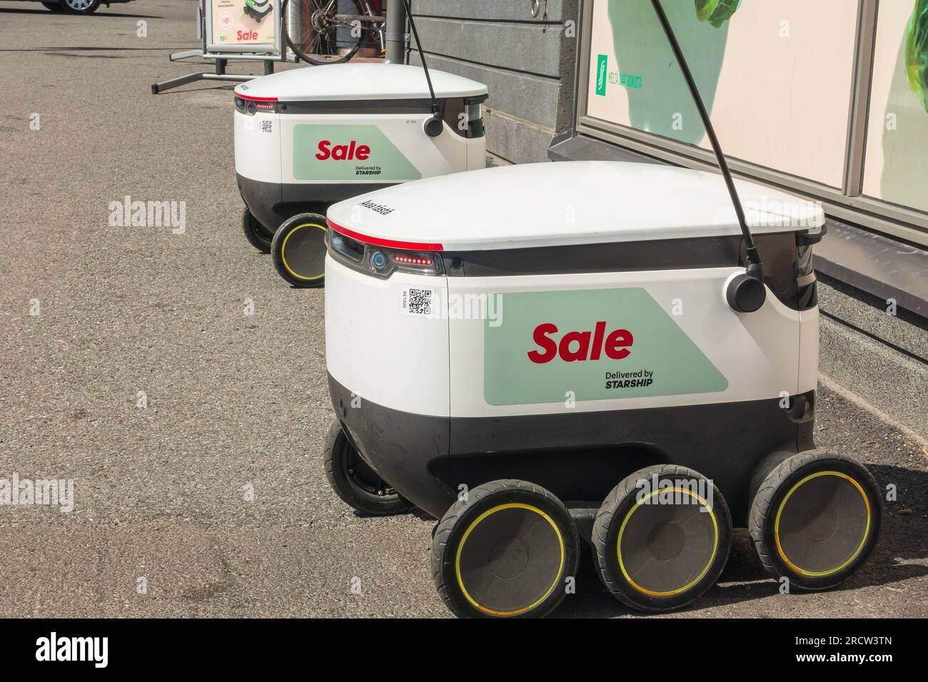 Food delivery robots hi-res stock photography and images - Alamy